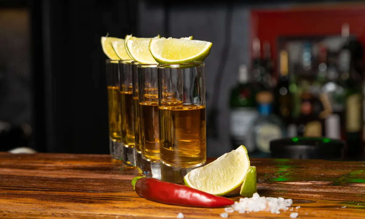 Receta Clásica del Cóctel French 75: Gin, Limón y Champagne